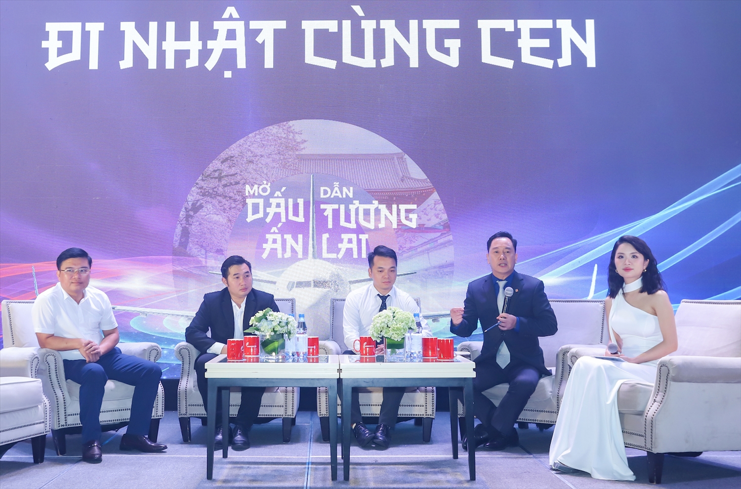 CRE: Cú bẻ lái bất ngờ của Cen Land